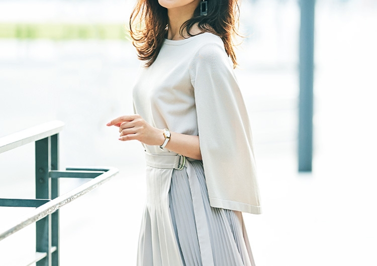 優しげな淡色プリーツでデキる感を演出♡黒パンプスで締める、甘すぎない通勤コーデ | ニコニコニュース