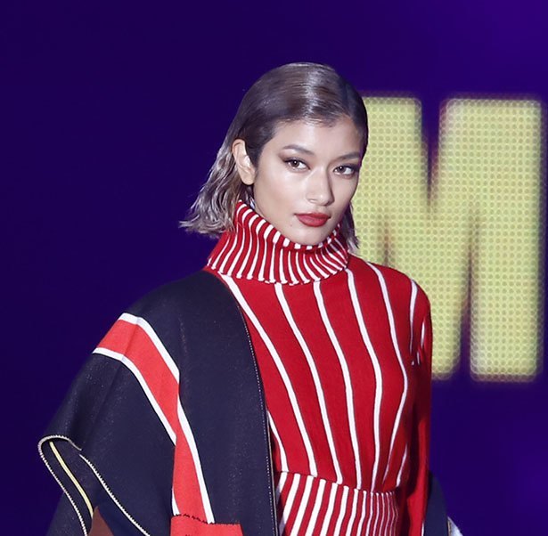 ＜ローラ＞太ももが色っぽい…！圧倒的スタイルにファン「ローラ×ニーハイは世界最強」と絶賛 ニコニコニュース