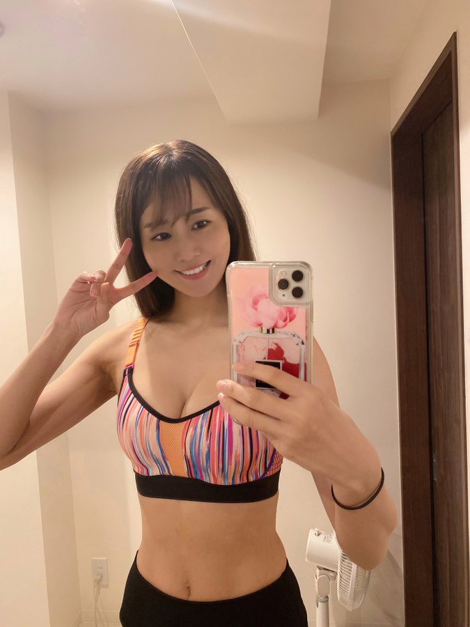 魅力的なスタイルにファンメロメロ！“レースクイーン界のレジェンド”・佐野真彩、セクシーなトレーニングウェアショットを披 ニコニコニュース