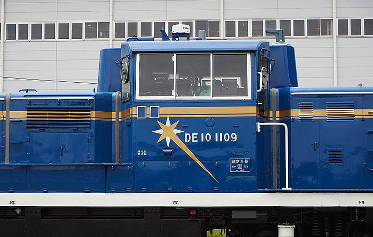 東武鉄道DE10形1109ディーゼル機関車のキャブ上にある NTTドコモ製 衛星通信機器 | ニコニコニュース