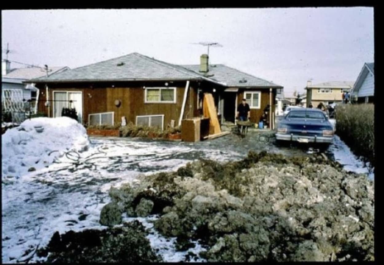 キラー・クラウンの異名を持つ連続殺人犯、ジョン・ゲイシーの家の捜査時の写真が公開される（1978年、閲覧注意） ニコニコニュース